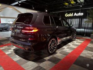 Black BMW X7 2025 in Vilnius, with an engine capacity of 2.99 L and mileage of 27 thousand km for 108000 €, photo 4 on AUTOMOTO.COM.LV