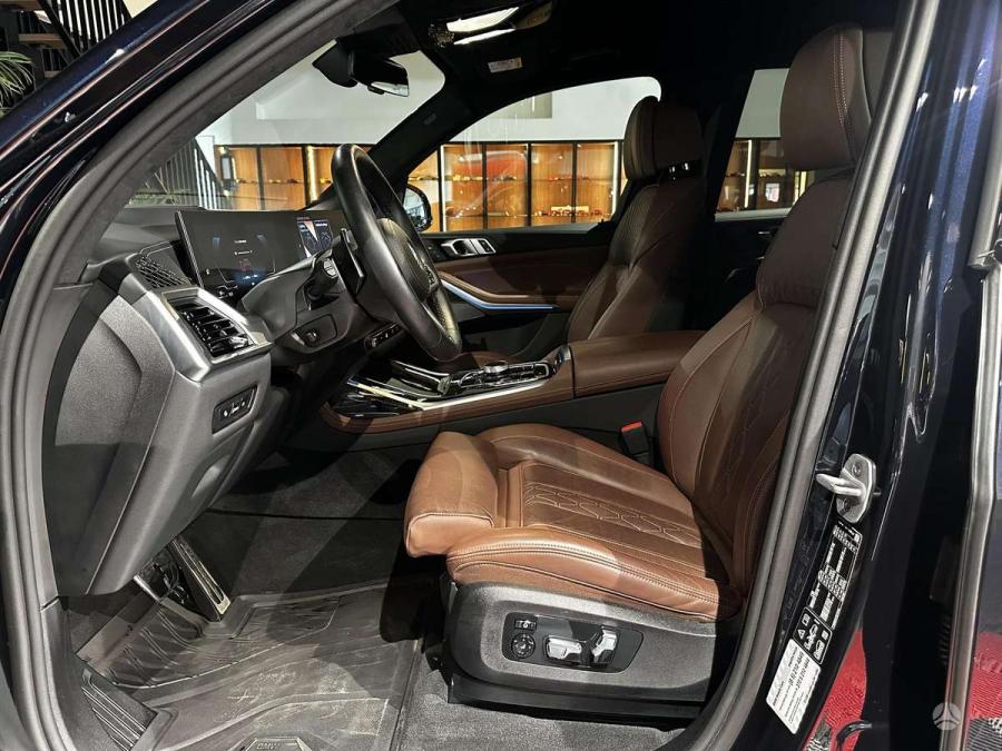 Black BMW X7 2025 in Vilnius, with an engine capacity of 2.99 L and mileage of 27 thousand km for 108000 €, photo 12 on AUTOMOTO.COM.LV