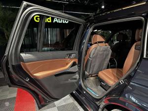 Black BMW X7 2025 in Vilnius, with an engine capacity of 2.99 L and mileage of 27 thousand km for 108000 €, photo 13 on AUTOMOTO.COM.LV