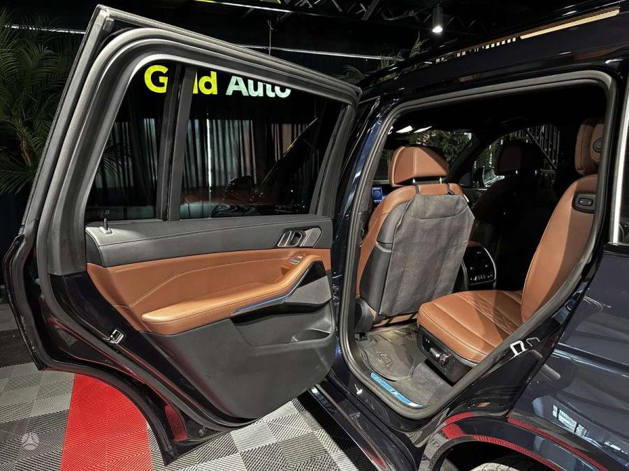 Black BMW X7 2025 in Vilnius, with an engine capacity of 2.99 L and mileage of 27 thousand km for 108000 €, photo 13 on AUTOMOTO.COM.LV