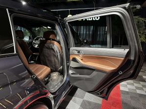 Black BMW X7 2025 in Vilnius, with an engine capacity of 2.99 L and mileage of 27 thousand km for 108000 €, photo 15 on AUTOMOTO.COM.LV