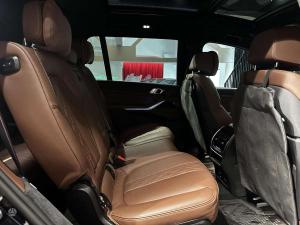 Black BMW X7 2025 in Vilnius, with an engine capacity of 2.99 L and mileage of 27 thousand km for 108000 €, photo 16 on AUTOMOTO.COM.LV