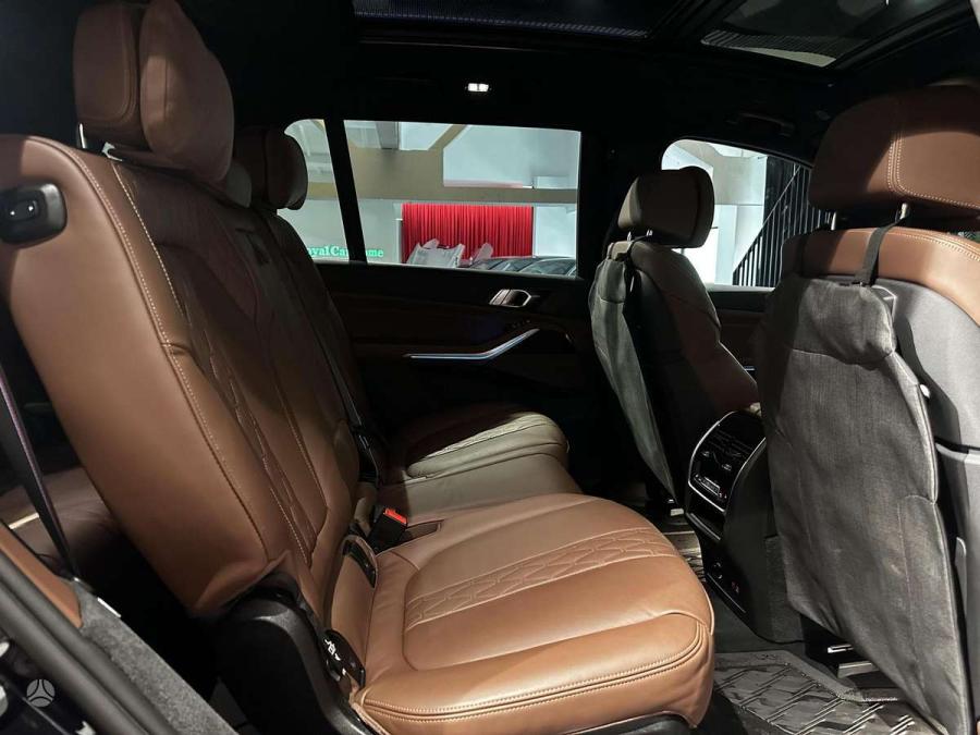 Black BMW X7 2025 in Vilnius, with an engine capacity of 2.99 L and mileage of 27 thousand km for 108000 €, photo 16 on AUTOMOTO.COM.LV
