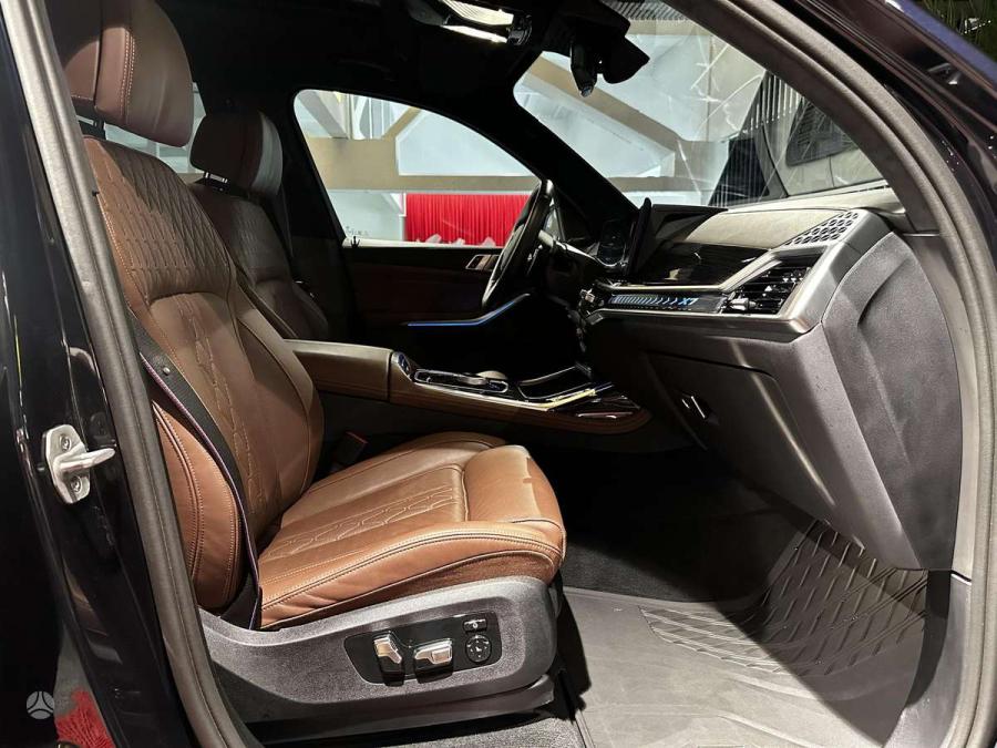 Black BMW X7 2025 in Vilnius, with an engine capacity of 2.99 L and mileage of 27 thousand km for 108000 €, photo 18 on AUTOMOTO.COM.LV