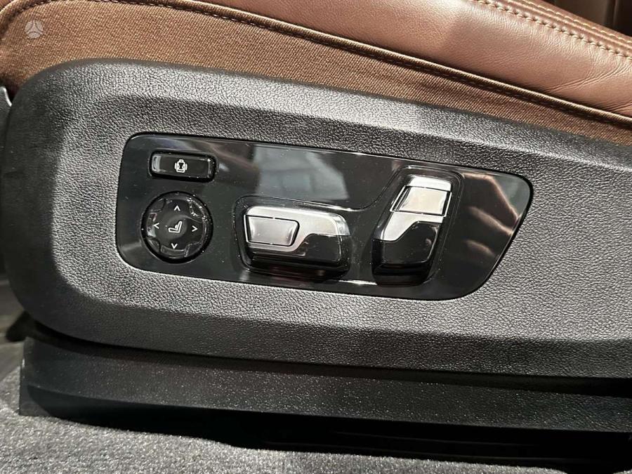 Black BMW X7 2025 in Vilnius, with an engine capacity of 2.99 L and mileage of 27 thousand km for 108000 €, photo 26 on AUTOMOTO.COM.LV