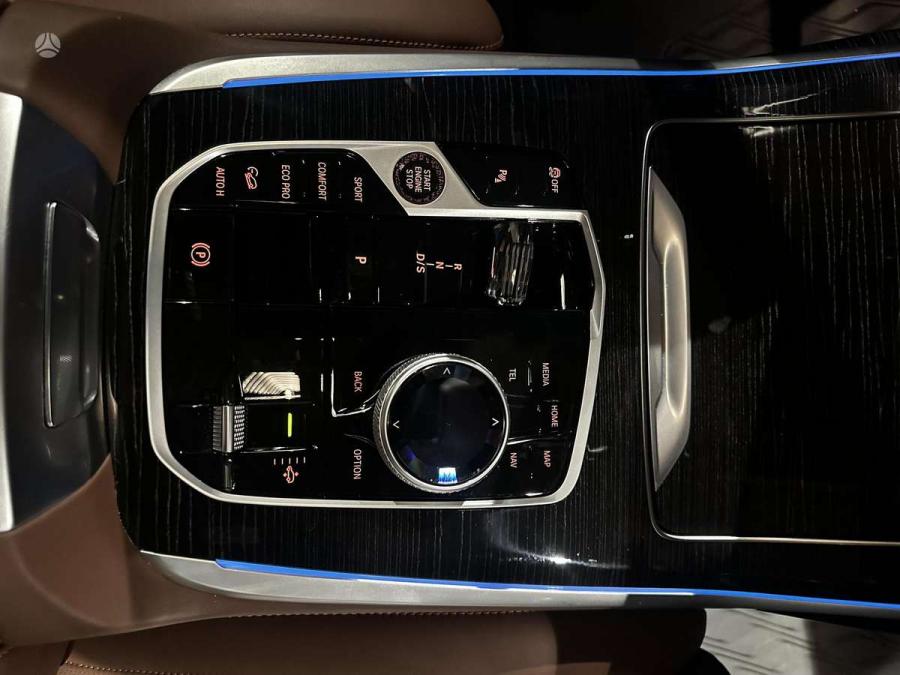 Black BMW X7 2025 in Vilnius, with an engine capacity of 2.99 L and mileage of 27 thousand km for 108000 €, photo 29 on AUTOMOTO.COM.LV