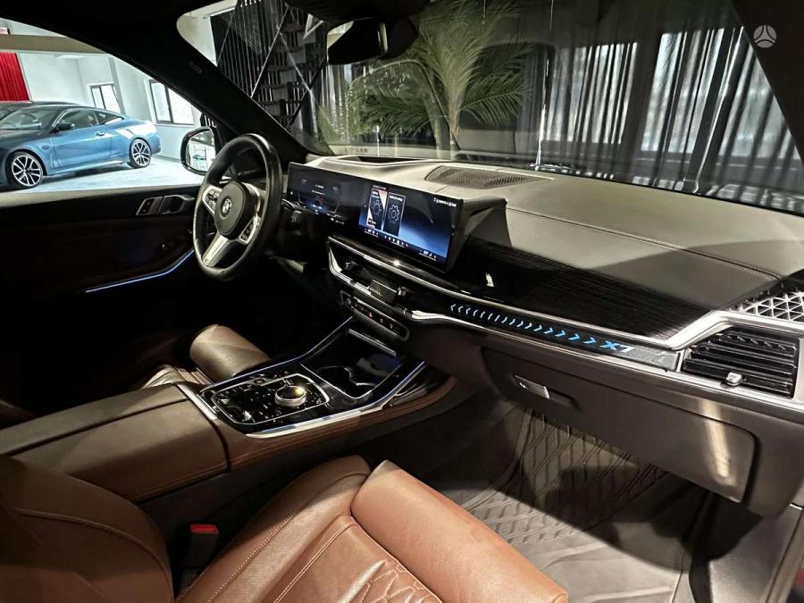 Black BMW X7 2025 in Vilnius, with an engine capacity of 2.99 L and mileage of 27 thousand km for 108000 €, photo 37 on AUTOMOTO.COM.LV