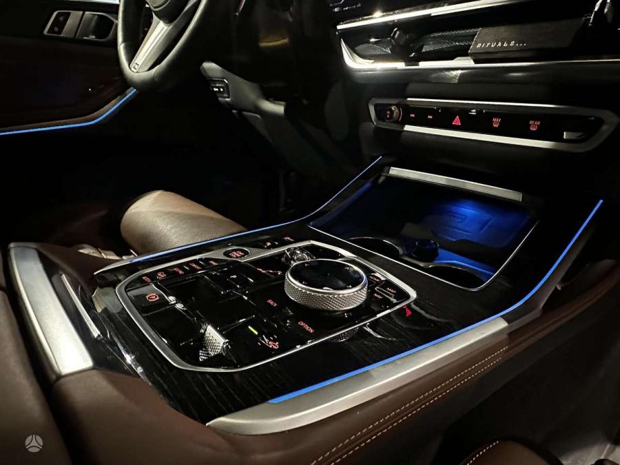 Black BMW X7 2025 in Vilnius, with an engine capacity of 2.99 L and mileage of 27 thousand km for 108000 €, photo 39 on AUTOMOTO.COM.LV