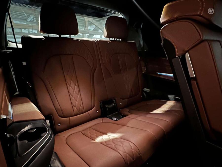 Black BMW X7 2025 in Vilnius, with an engine capacity of 2.99 L and mileage of 27 thousand km for 108000 €, photo 40 on AUTOMOTO.COM.LV