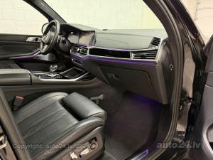 Black BMW X7 2019 in Parnu, with an engine capacity of 3.00 L and mileage of 183 thousand km for 49490 €, photo 12 on AUTOMOTO.COM.LV