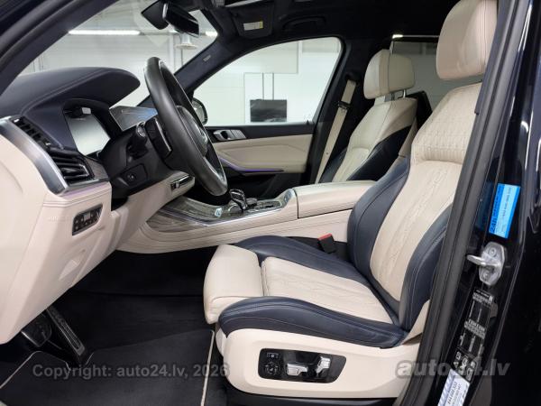 Black BMW X7 2019 in Parnu, with an engine capacity of 3.00 L and mileage of 186 thousand km for 44490 €, photo 10 on AUTOMOTO.COM.LV