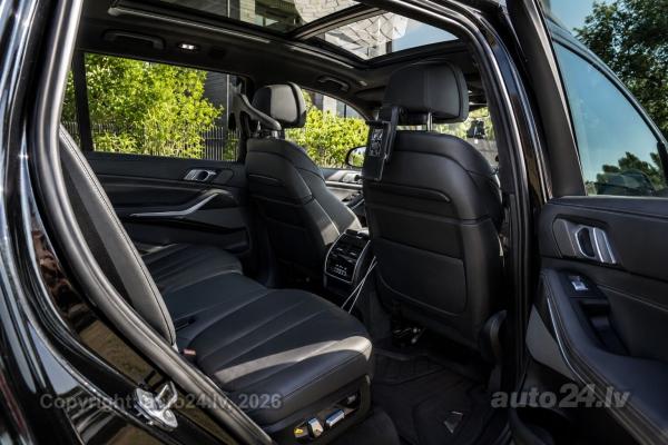 Black BMW X7 2020 in Riga, with an engine capacity of 4.40 L and mileage of 115 thousand km for 62900 €, photo 7 on AUTOMOTO.COM.LV