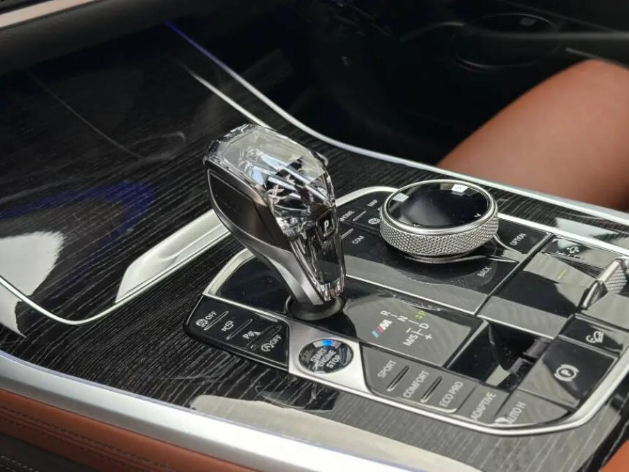 Blue BMW X7 2019 in Riga, with an engine capacity of 3.00 L and mileage of 134 thousand km for 73000 €, photo 7 on AUTOMOTO.COM.LV
