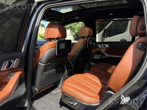 Grey BMW X7 2019 in Riga, with an engine capacity of 3.00 L and mileage of 168 thousand km for 51900 €, photo 17 on AUTOMOTO.COM.LV