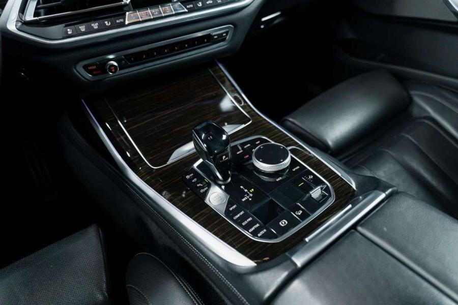 Grey BMW X7 2019 in Vilnius, with an engine capacity of 4.40 L and mileage of 165 thousand km for 38999 €, photo 23 on AUTOMOTO.COM.LV
