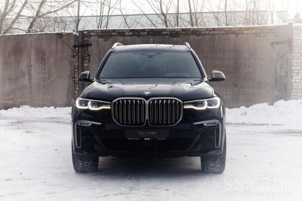 Grey BMW X7 2021 in Riga, with an engine capacity of 3.00 L and mileage of 142 thousand km for 55900 €, photo 1 on AUTOMOTO.COM.LV