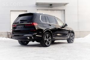 Grey BMW X7 2021 in Riga, with an engine capacity of 3.00 L and mileage of 142 thousand km for 55900 €, photo 3 on AUTOMOTO.COM.LV