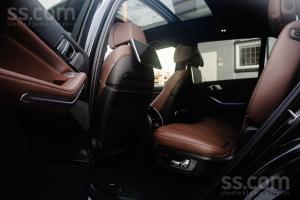 Grey BMW X7 2021 in Riga, with an engine capacity of 3.00 L and mileage of 142 thousand km for 55900 €, photo 9 on AUTOMOTO.COM.LV