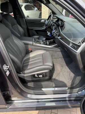 Pelēks BMW X7 2021 Šauļi, ar dzinēja tilpumu 2.99 L un nobraukumu 152 tūkst. km par 49500 €, foto 24 vietnē AUTOMOTO.COM.LV