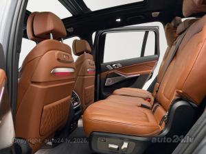 Pelēks BMW X7 2024 Tallina, ar dzinēja tilpumu 4.40 L un nobraukumu 49 tūkst. km par 99900 €, foto 7 vietnē AUTOMOTO.COM.LV