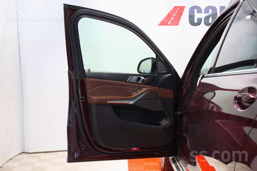 Red BMW X7 2019 in Riga, with an engine capacity of 3.00 L and mileage of 115 thousand km for 47500 €, photo 9 on AUTOMOTO.COM.LV