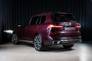 Red BMW X7 2020 in Vilnius, with an engine capacity of 3.00 L and mileage of 99 thousand km for 59999 €, photo 6 on AUTOMOTO.COM.LV