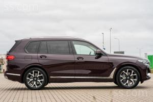 Red BMW X7 2021 in Riga, with an engine capacity of 3.00 L and mileage of 104 thousand km for 61800 €, photo 4 on AUTOMOTO.COM.LV