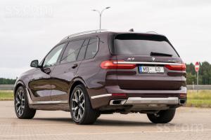 Red BMW X7 2021 in Riga, with an engine capacity of 3.00 L and mileage of 104 thousand km for 61800 €, photo 5 on AUTOMOTO.COM.LV
