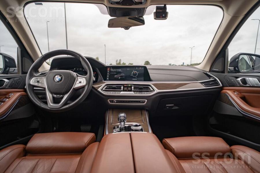 Red BMW X7 2021 in Riga, with an engine capacity of 3.00 L and mileage of 104 thousand km for 61800 €, photo 8 on AUTOMOTO.COM.LV