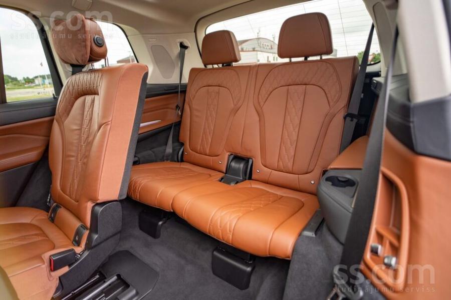 Red BMW X7 2021 in Riga, with an engine capacity of 3.00 L and mileage of 104 thousand km for 61800 €, photo 9 on AUTOMOTO.COM.LV