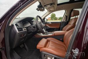 Red BMW X7 2021 in Riga, with an engine capacity of 3.00 L and mileage of 104 thousand km for 61800 €, photo 11 on AUTOMOTO.COM.LV