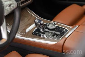 Red BMW X7 2021 in Riga, with an engine capacity of 3.00 L and mileage of 104 thousand km for 61800 €, photo 12 on AUTOMOTO.COM.LV
