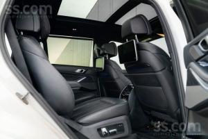 White BMW X7 2019 in Riga, with an engine capacity of 3.00 L and mileage of 89 thousand km for 50990 €, photo 20 on AUTOMOTO.COM.LV