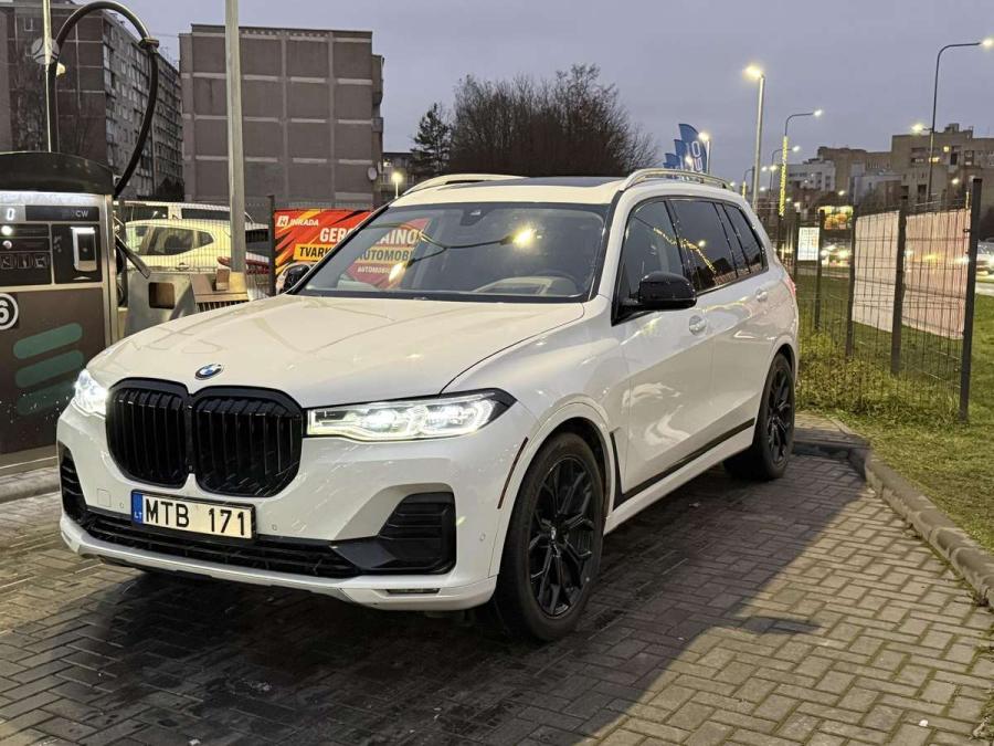 White BMW X7 2019 in Kaunas, with an engine capacity of 3.00 L and mileage of 162 thousand km for 45999 €, photo 1 on AUTOMOTO.COM.LV