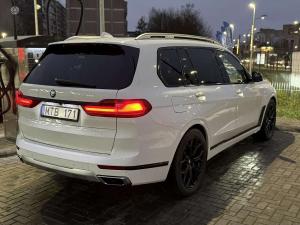 White BMW X7 2019 in Kaunas, with an engine capacity of 3.00 L and mileage of 162 thousand km for 45999 €, photo 6 on AUTOMOTO.COM.LV