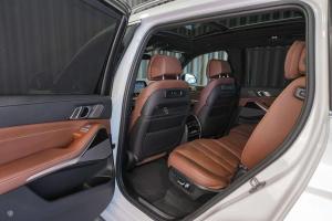Balts BMW X7 2019 Marijampole, ar dzinēja tilpumu 3.00 L un nobraukumu 95 tūkst. km par 47950 €, foto 22 vietnē AUTOMOTO.COM.LV