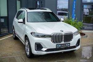 White BMW X7 2019 in Kaunas, with an engine capacity of 3.00 L and mileage of 96 thousand km for 46950 €, photo 3 on AUTOMOTO.COM.LV
