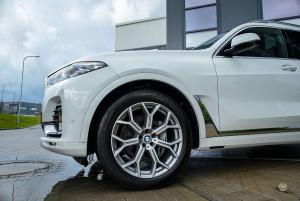 White BMW X7 2019 in Kaunas, with an engine capacity of 3.00 L and mileage of 96 thousand km for 46950 €, photo 7 on AUTOMOTO.COM.LV
