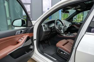 White BMW X7 2019 in Kaunas, with an engine capacity of 3.00 L and mileage of 96 thousand km for 46950 €, photo 27 on AUTOMOTO.COM.LV
