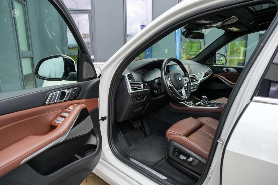White BMW X7 2019 in Kaunas, with an engine capacity of 3.00 L and mileage of 96 thousand km for 46950 €, photo 27 on AUTOMOTO.COM.LV