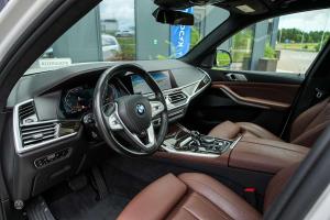 White BMW X7 2019 in Kaunas, with an engine capacity of 3.00 L and mileage of 96 thousand km for 46950 €, photo 28 on AUTOMOTO.COM.LV