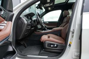 White BMW X7 2019 in Kaunas, with an engine capacity of 3.00 L and mileage of 96 thousand km for 46950 €, photo 29 on AUTOMOTO.COM.LV