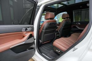 White BMW X7 2019 in Kaunas, with an engine capacity of 3.00 L and mileage of 96 thousand km for 46950 €, photo 35 on AUTOMOTO.COM.LV