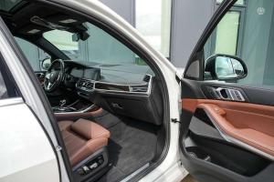 White BMW X7 2019 in Kaunas, with an engine capacity of 3.00 L and mileage of 96 thousand km for 46950 €, photo 43 on AUTOMOTO.COM.LV