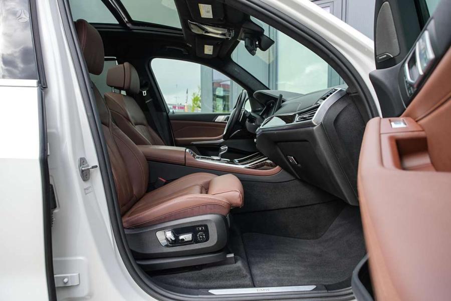 White BMW X7 2019 in Kaunas, with an engine capacity of 3.00 L and mileage of 96 thousand km for 46950 €, photo 45 on AUTOMOTO.COM.LV