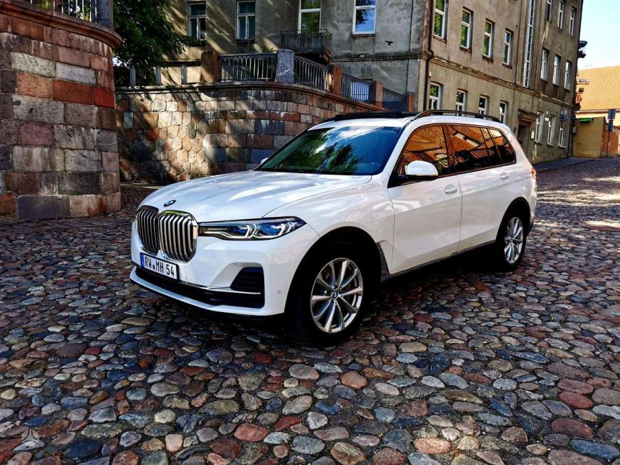 White BMW X7 2019 in Kaunas, with an engine capacity of 2.99 L and mileage of 258 thousand km for 35850 €, photo 1 on AUTOMOTO.COM.LV
