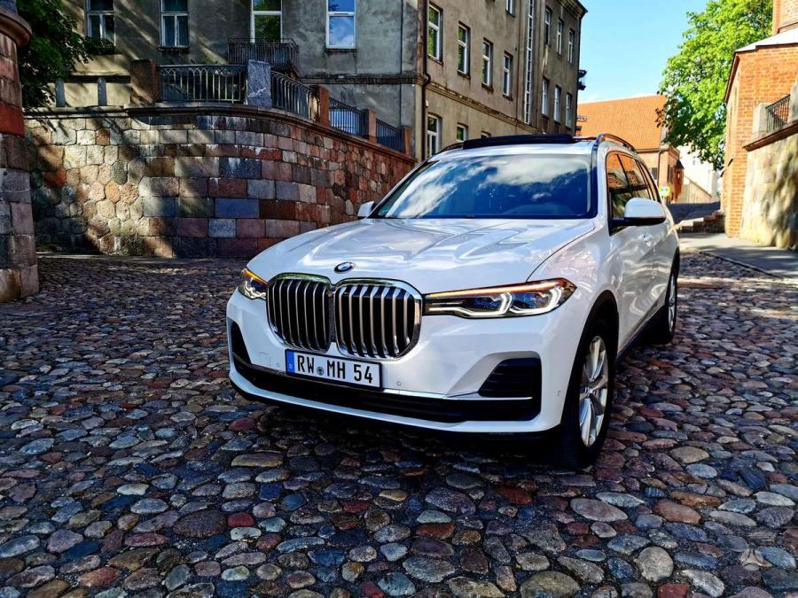 White BMW X7 2019 in Kaunas, with an engine capacity of 2.99 L and mileage of 258 thousand km for 35850 €, photo 3 on AUTOMOTO.COM.LV