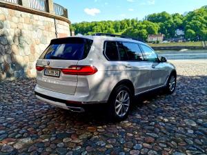 White BMW X7 2019 in Kaunas, with an engine capacity of 2.99 L and mileage of 258 thousand km for 35850 €, photo 5 on AUTOMOTO.COM.LV