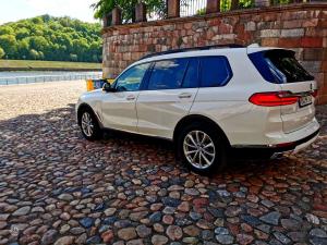 White BMW X7 2019 in Kaunas, with an engine capacity of 2.99 L and mileage of 258 thousand km for 35850 €, photo 6 on AUTOMOTO.COM.LV