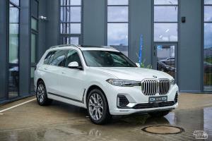 White BMW X7 2019 in Kaunas, with an engine capacity of 3.00 L and mileage of 96 thousand km for 46950 €, photo  on AUTOMOTO.COM.LV